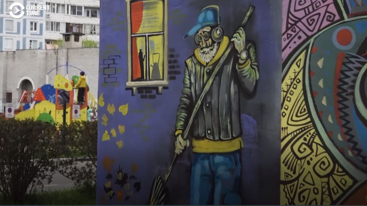 Russian Graffiti Artist Offers Happiness In A Spray Can