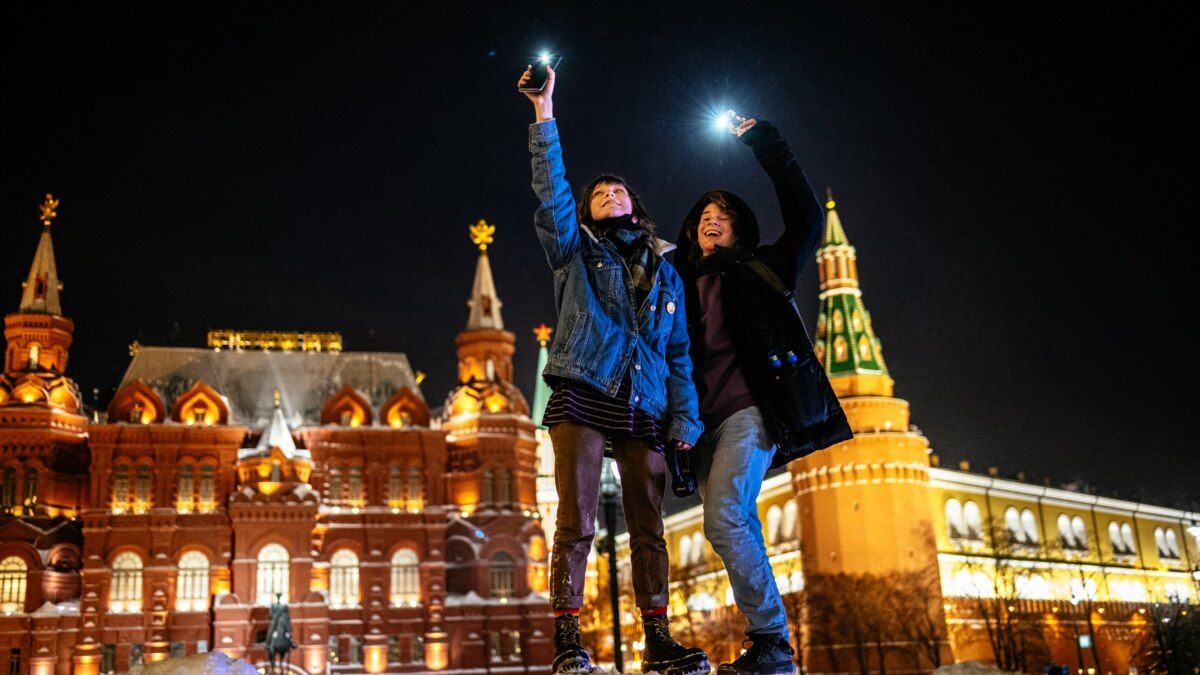 Valentine’s Day In Russia: A Battle For Voters' Love