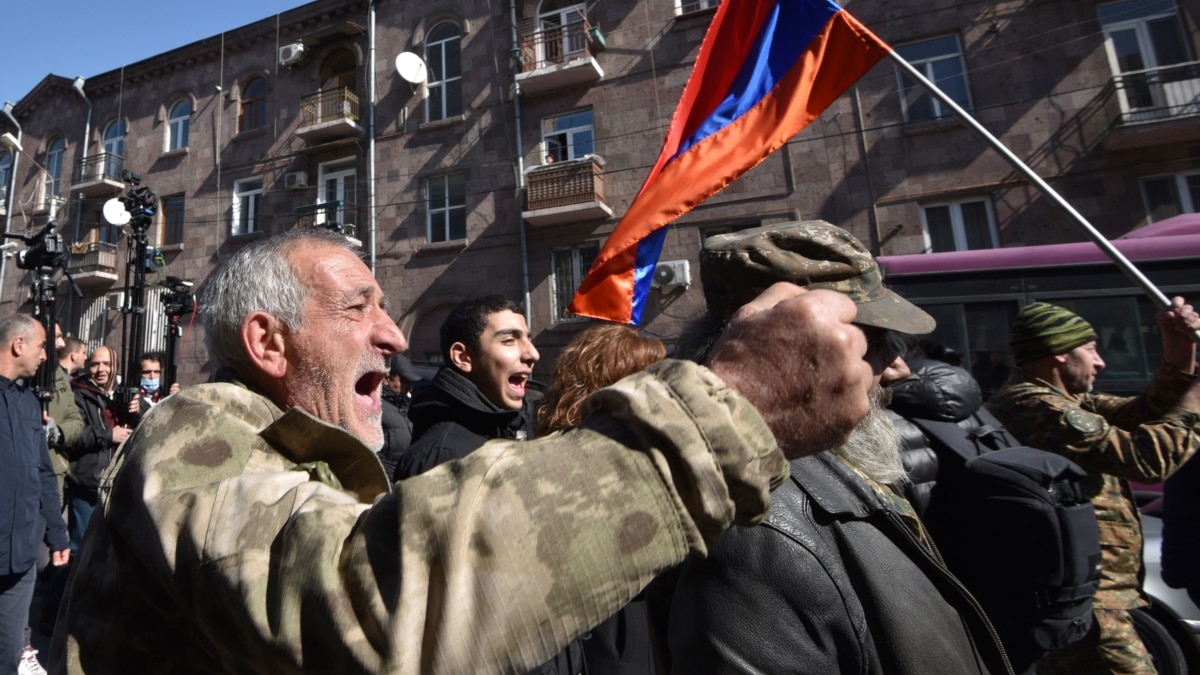 Analysts: Armenia’s Ultimate Struggle May Be More Political Than Military